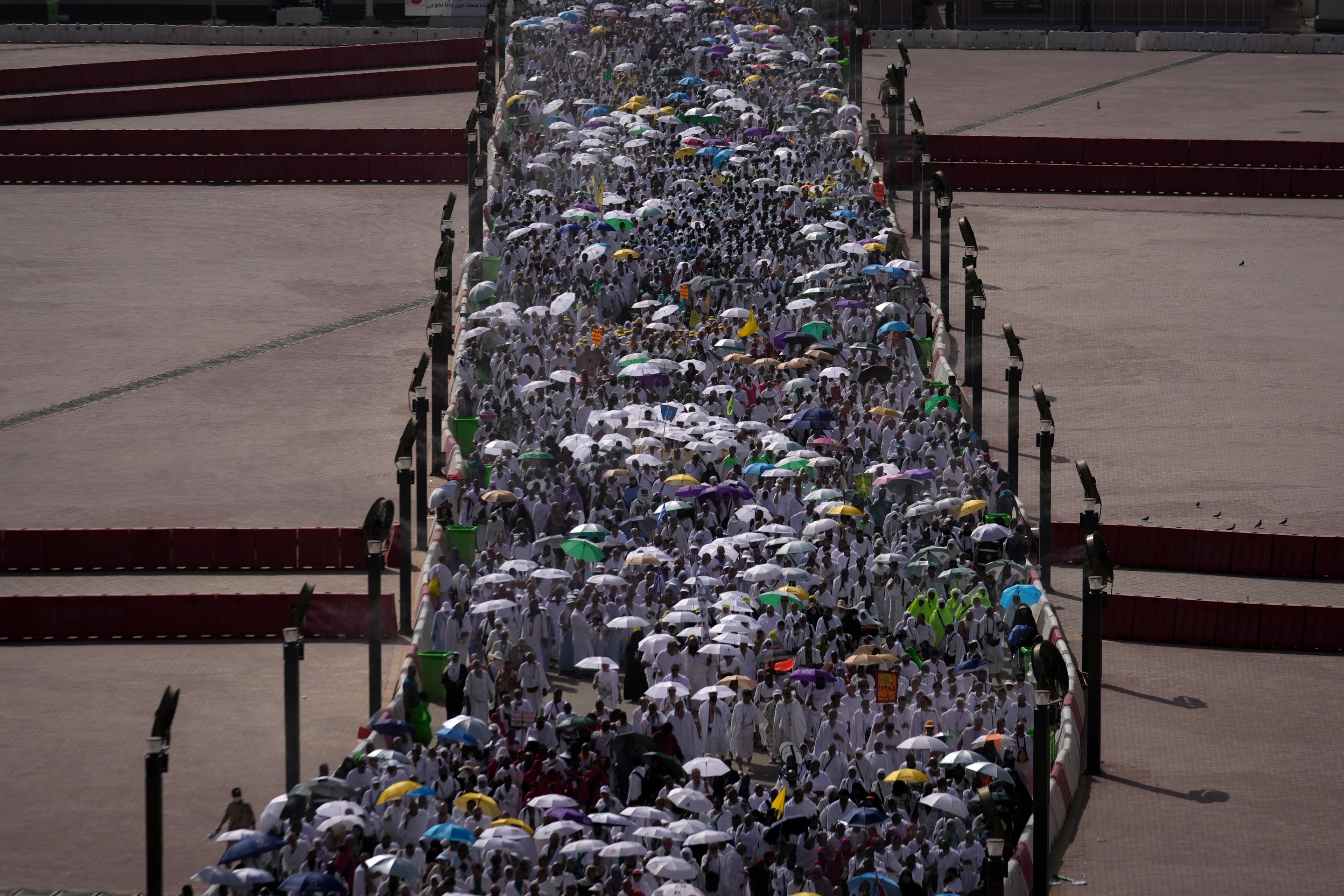 Hajj pilgrims perform rituals in soaring heat as Eid-al Adha ...